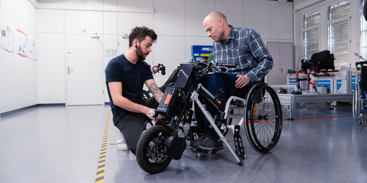 BFH-Forschende testen elektrische Rollstuhlantriebe | BFH